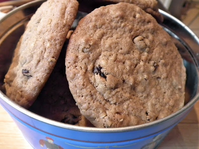 cooking up a storm in a teacup: Hummingbird Bakery Oat and Raisin Cookies.