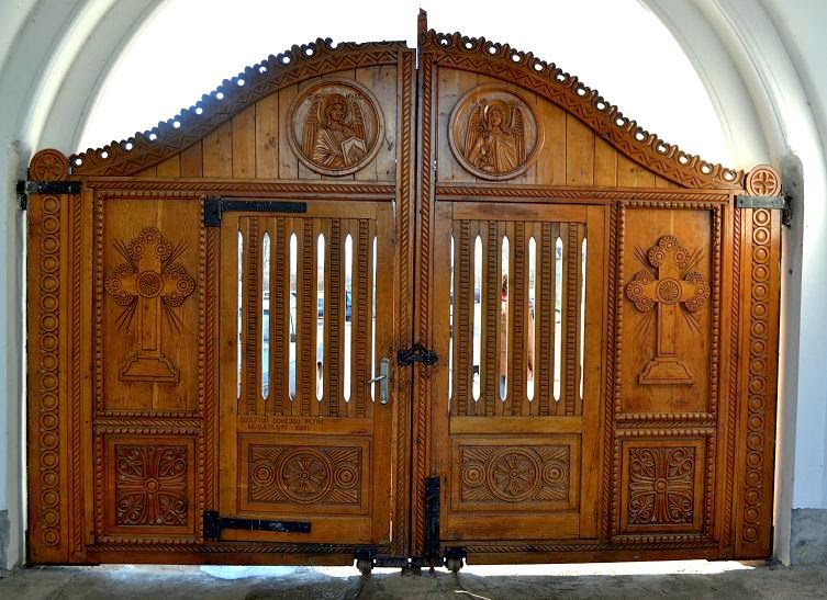 Poarta de intrare in Manastirea Zamfira (Prahova) fotografiata din interior