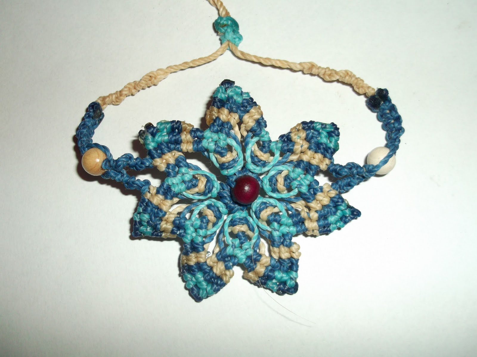 ¡Macrame camion!: pulsera flor-mandala azul