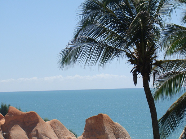 Majorlândia possui uma faixa larga e reta de areia com mar de ondas ...