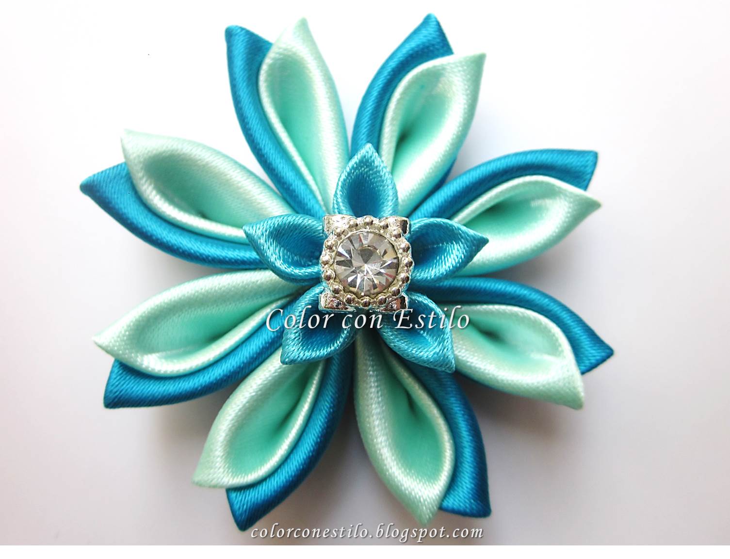 Flor kanzashi color turquesa y verde jade