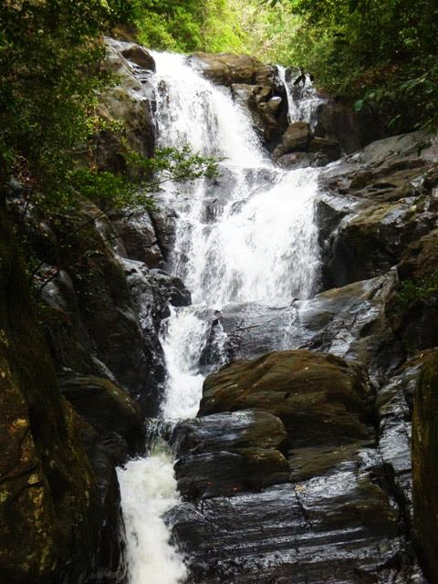 Sri Lankan Best Places: Natural pool at "doovili ella" Watefall