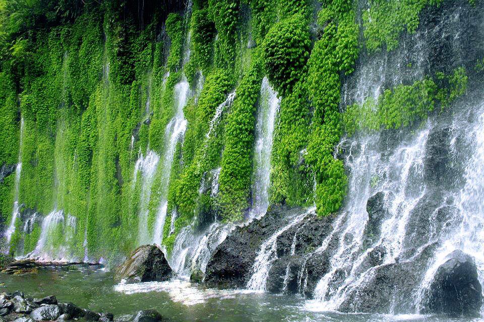 Los lugares más bellos: Cascada rocosa y verde