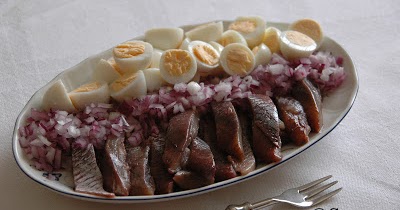 ganske enkelt: Sildesalat med rødløk, egg og mild sennepssaus
