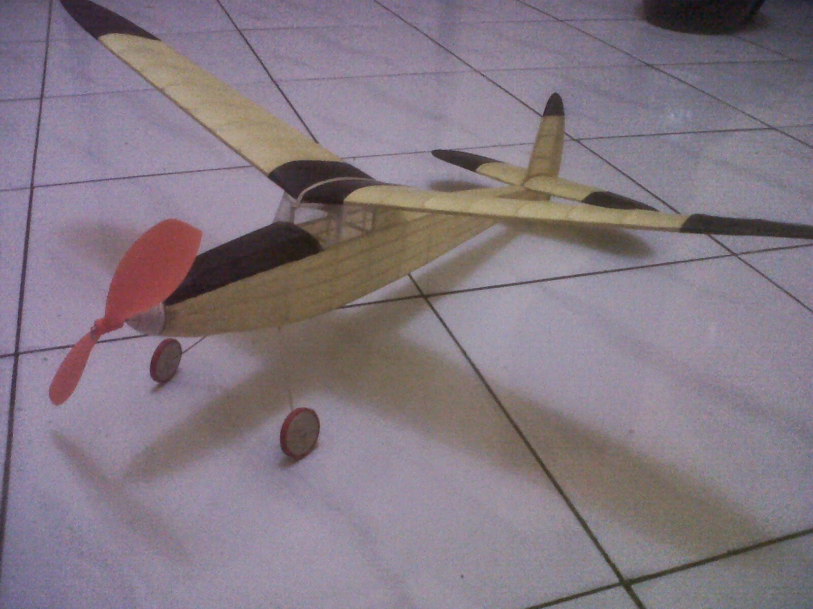 simple free flight: Pesawat Model tenaga karet