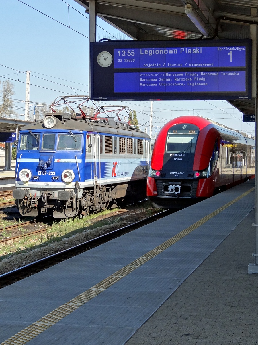 EP07-233 ex EU07-233 na stacji Warszawa Wschodnia | Torowy