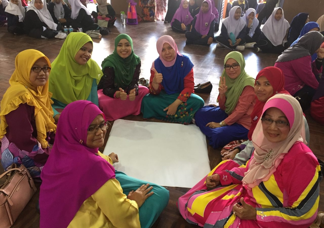 Tema colour blocking untuk hari guru 2018