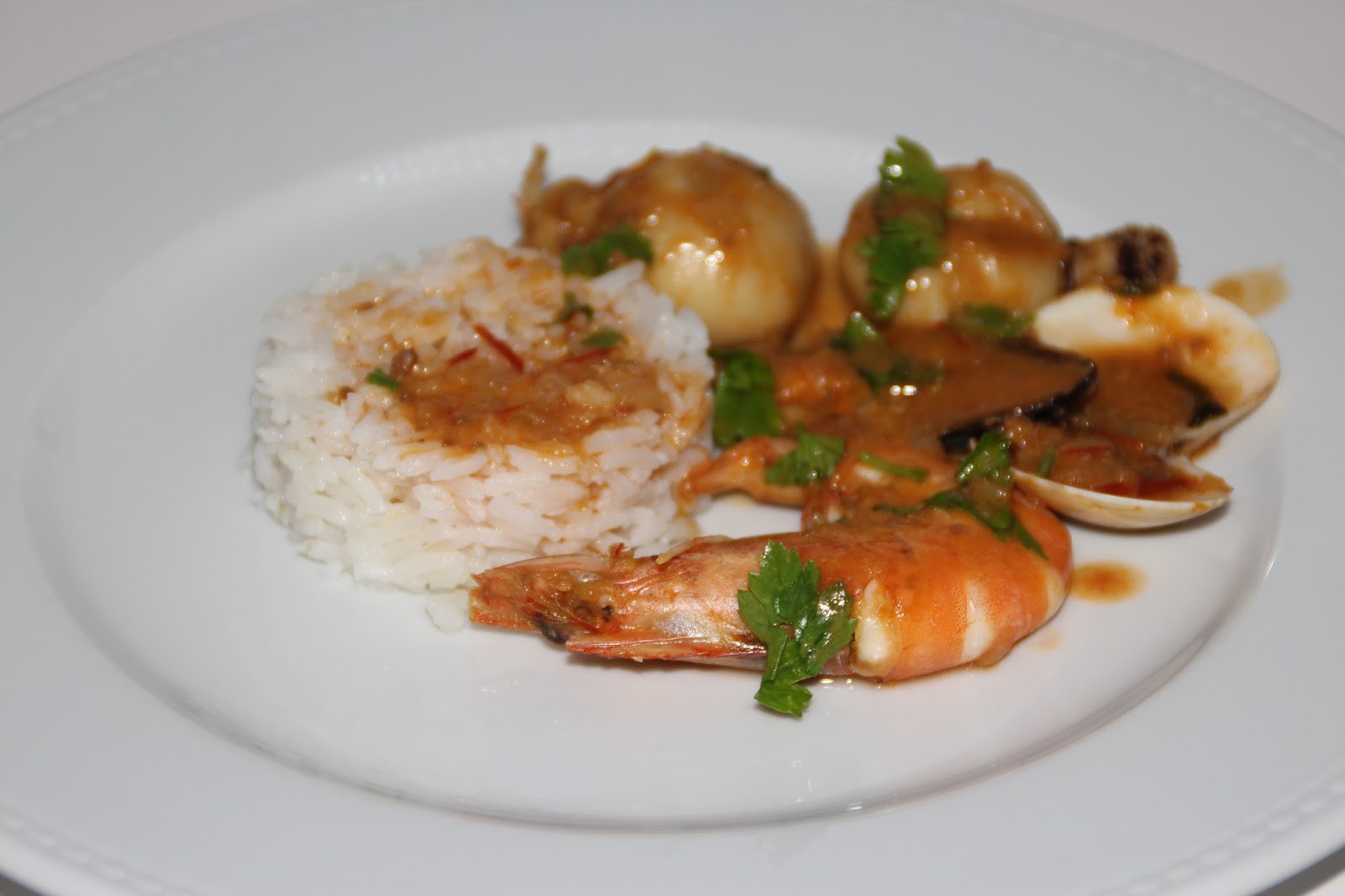 Chocos estufados com marisco em caril