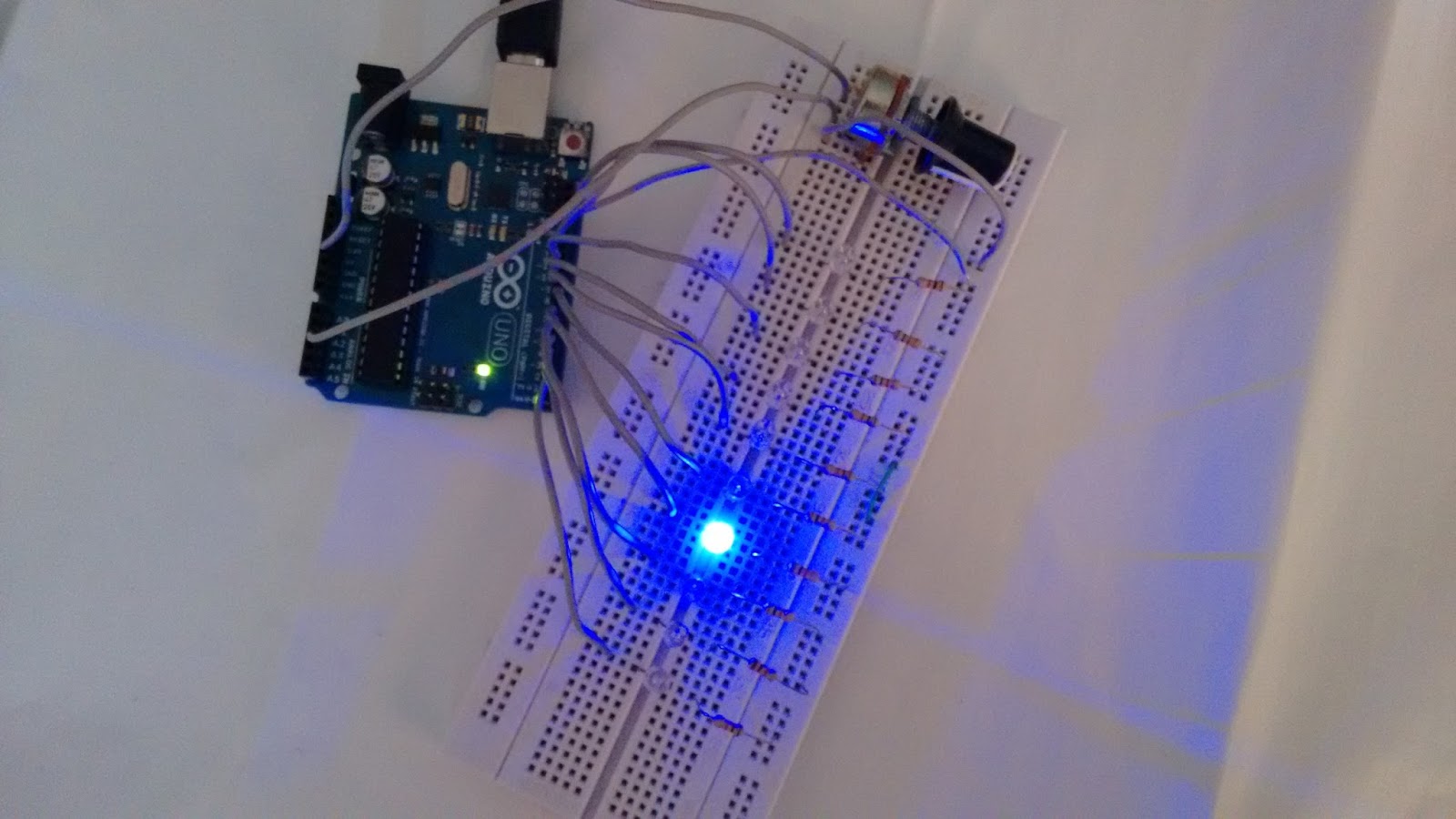 Arduino - Programa 06: Efeito Sequencial Variável com LED - Eletrônica de Garagem