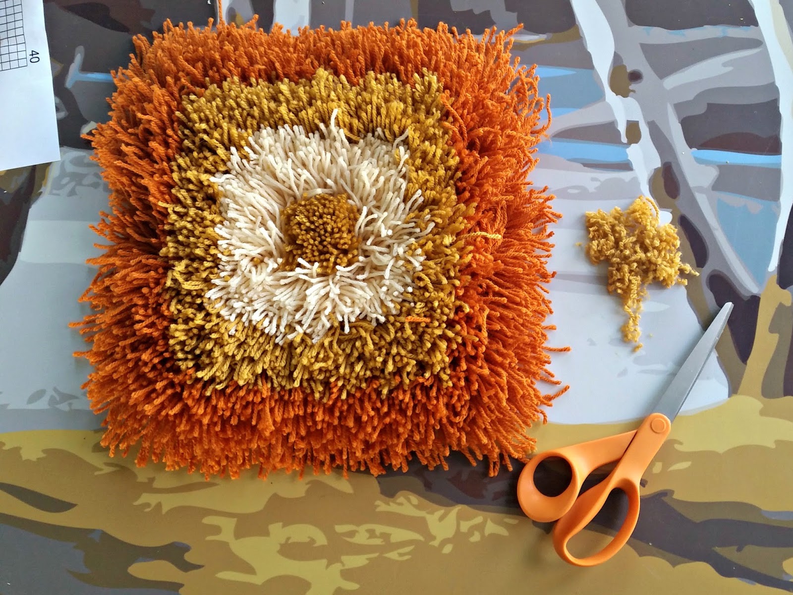 cupcake cutie: DIY latch hook wall hanging