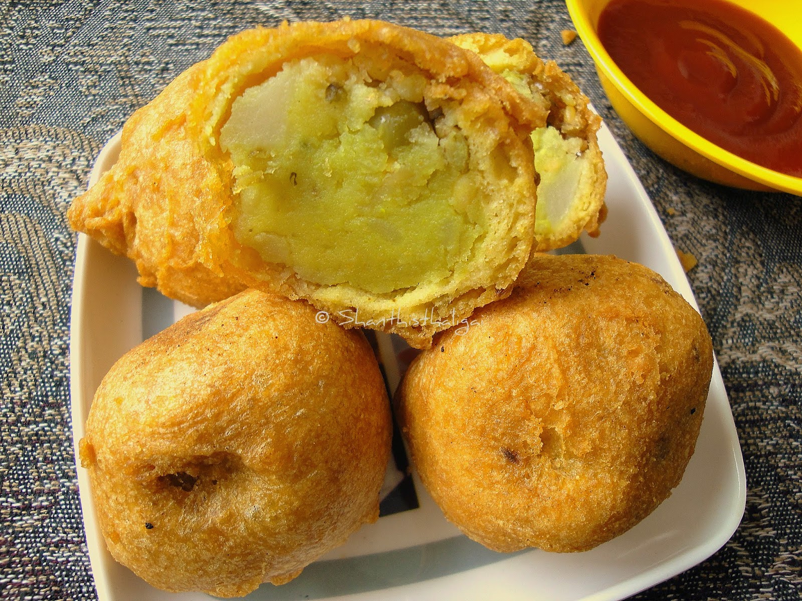 Shanthi Krishnakumar's cook book: POTATO BONDA / ALOO WADA (NO ONION NO ...