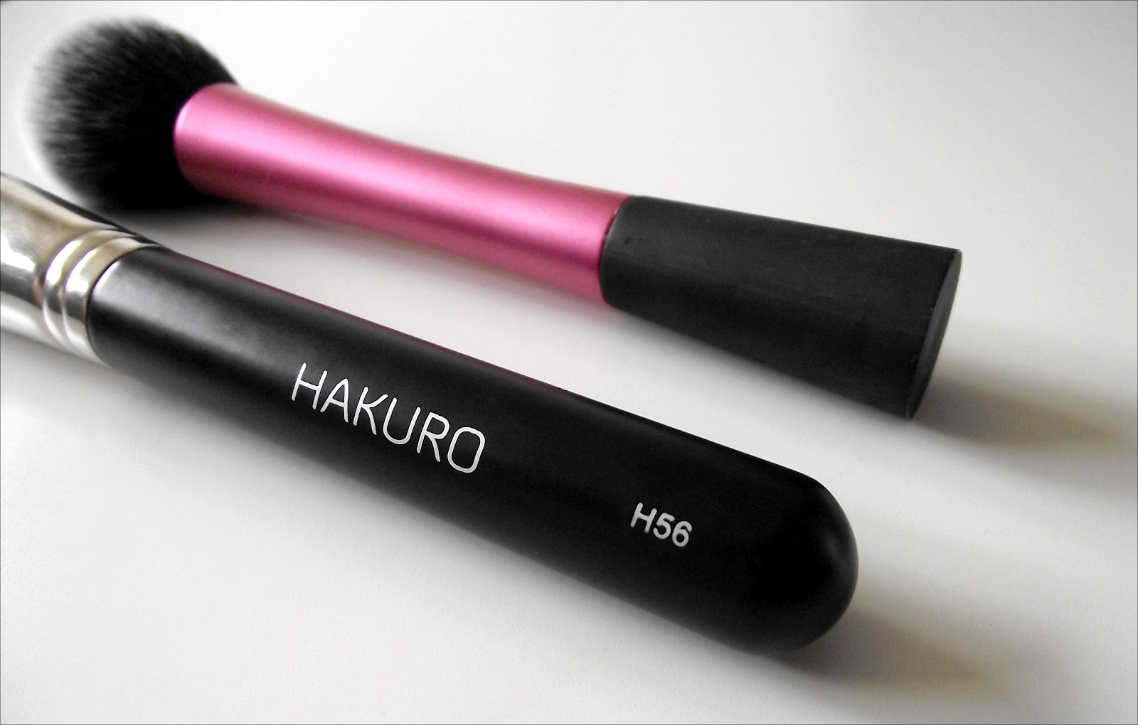 Lil' bit of everything: Pojedynek pedzli: Hakuro H56 VS Real Techniques Brush Blush