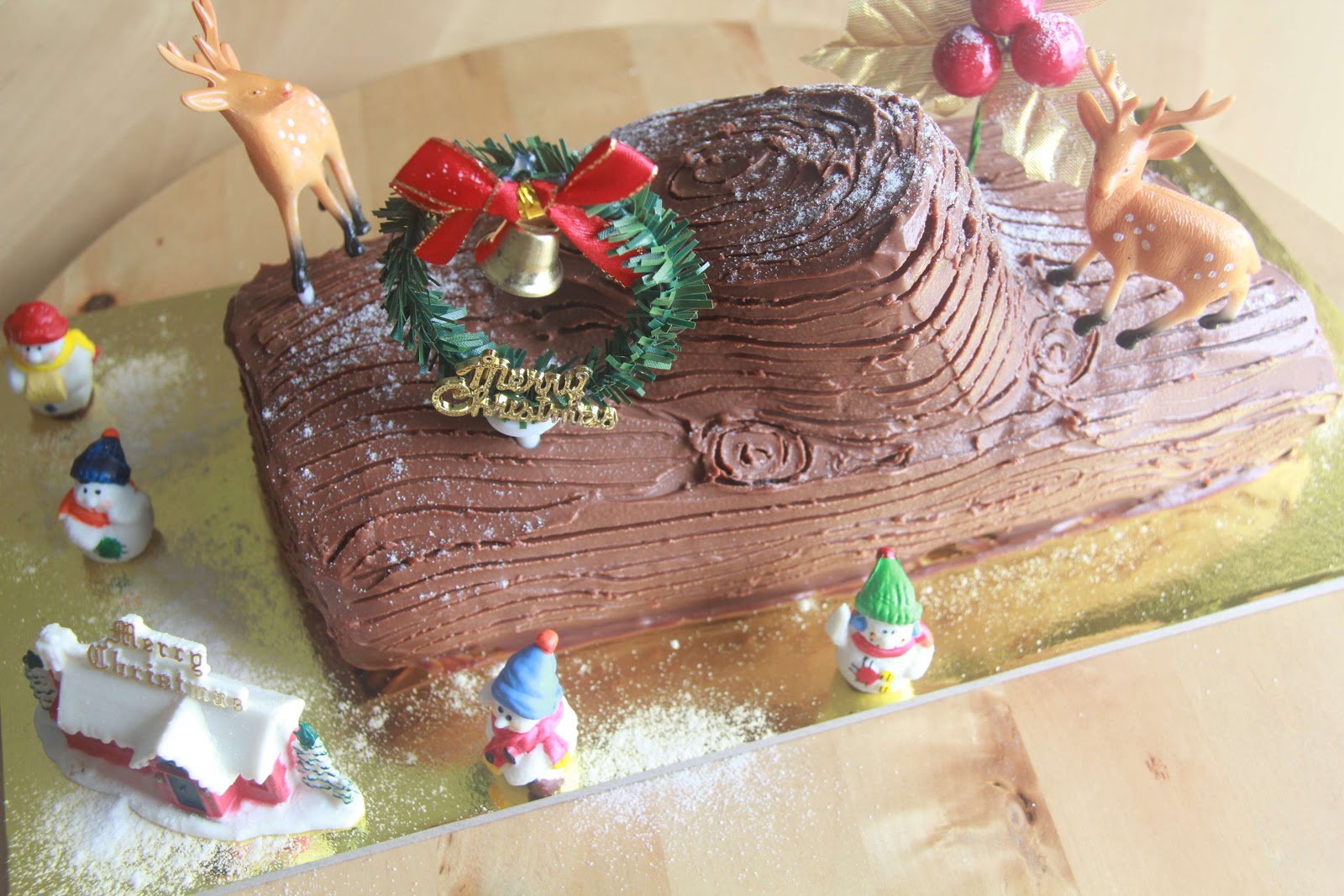 Simple Indulgence: Yuletide season - Blackforest Log Cake