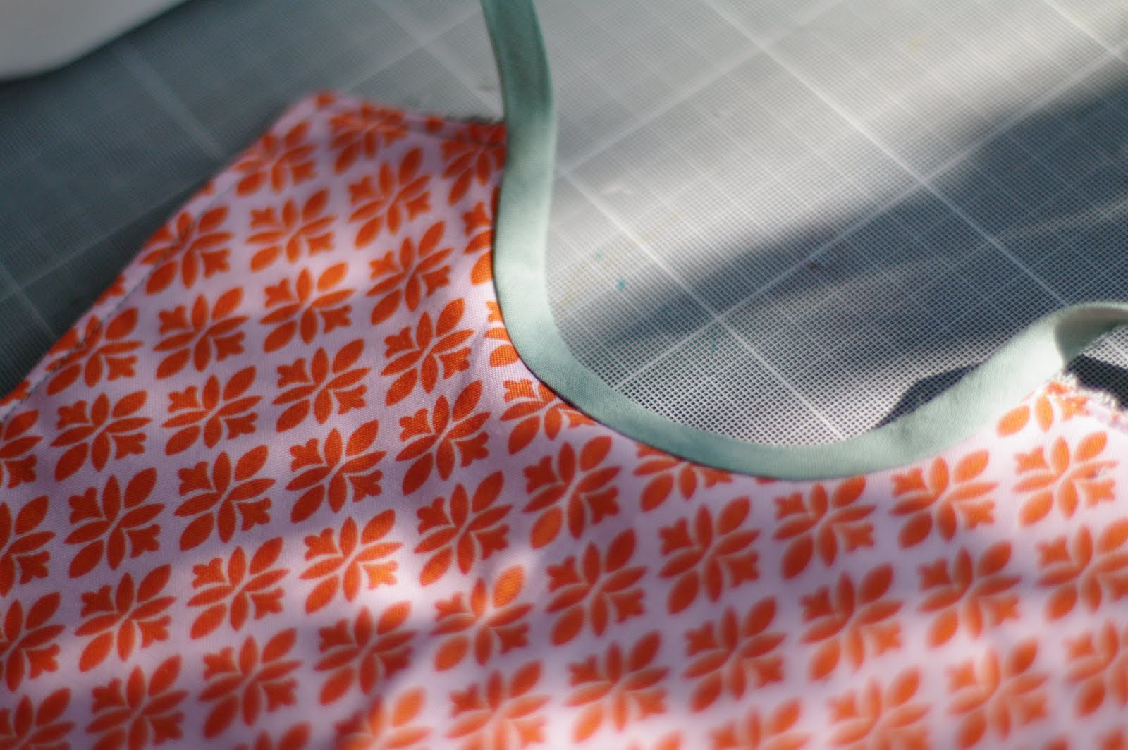 de rerum natura: Bavoir à rallonge pour fratrie partageuse : tutoriel