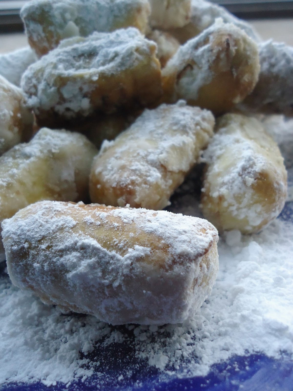 chica chocolatina: Frost Bites- Powdered Sugar Soft Pretzels