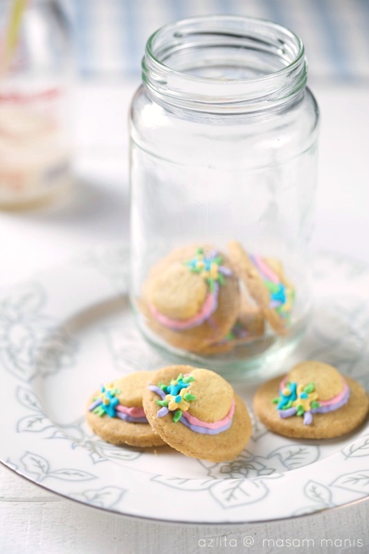 BISKUT TOPI - masam manis