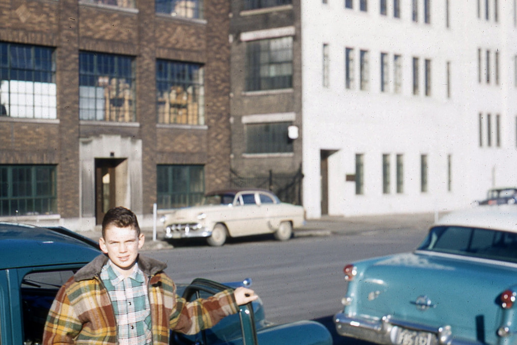 25 Beautiful Color Photos That Capture Everyday Life of Toronto During ...