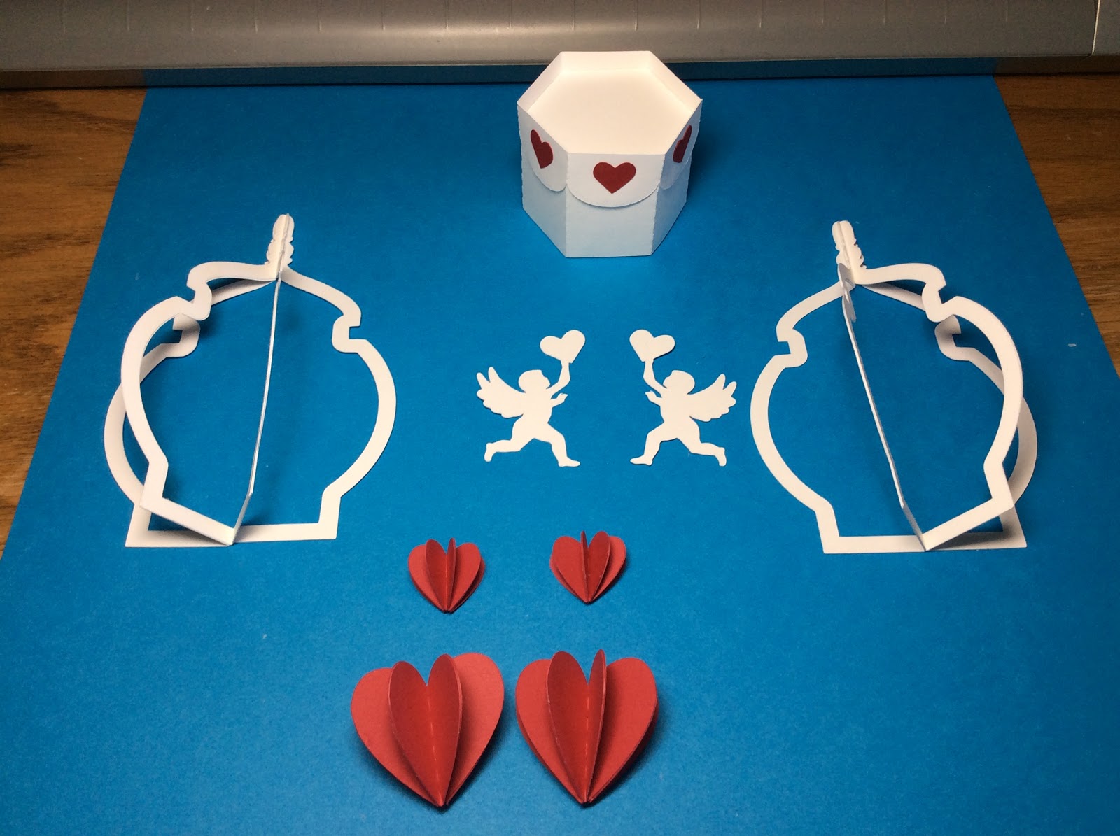 Papercrafts and other fun things: Valentine Cupid Box