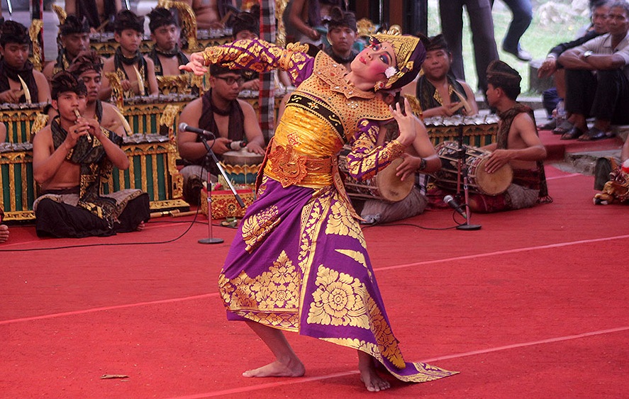 123: Trunajaya dance