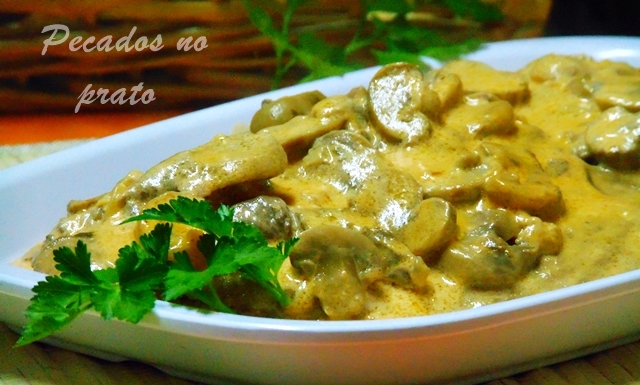 Bifinhos com natas e cogumelos - Receitas de pecados no prato