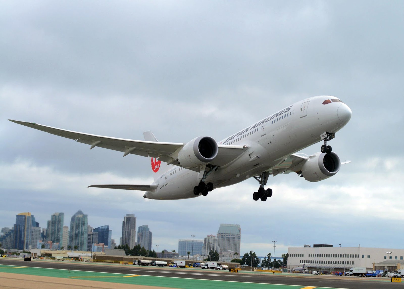 JAL flight to San Diego took off - JAL Flyer