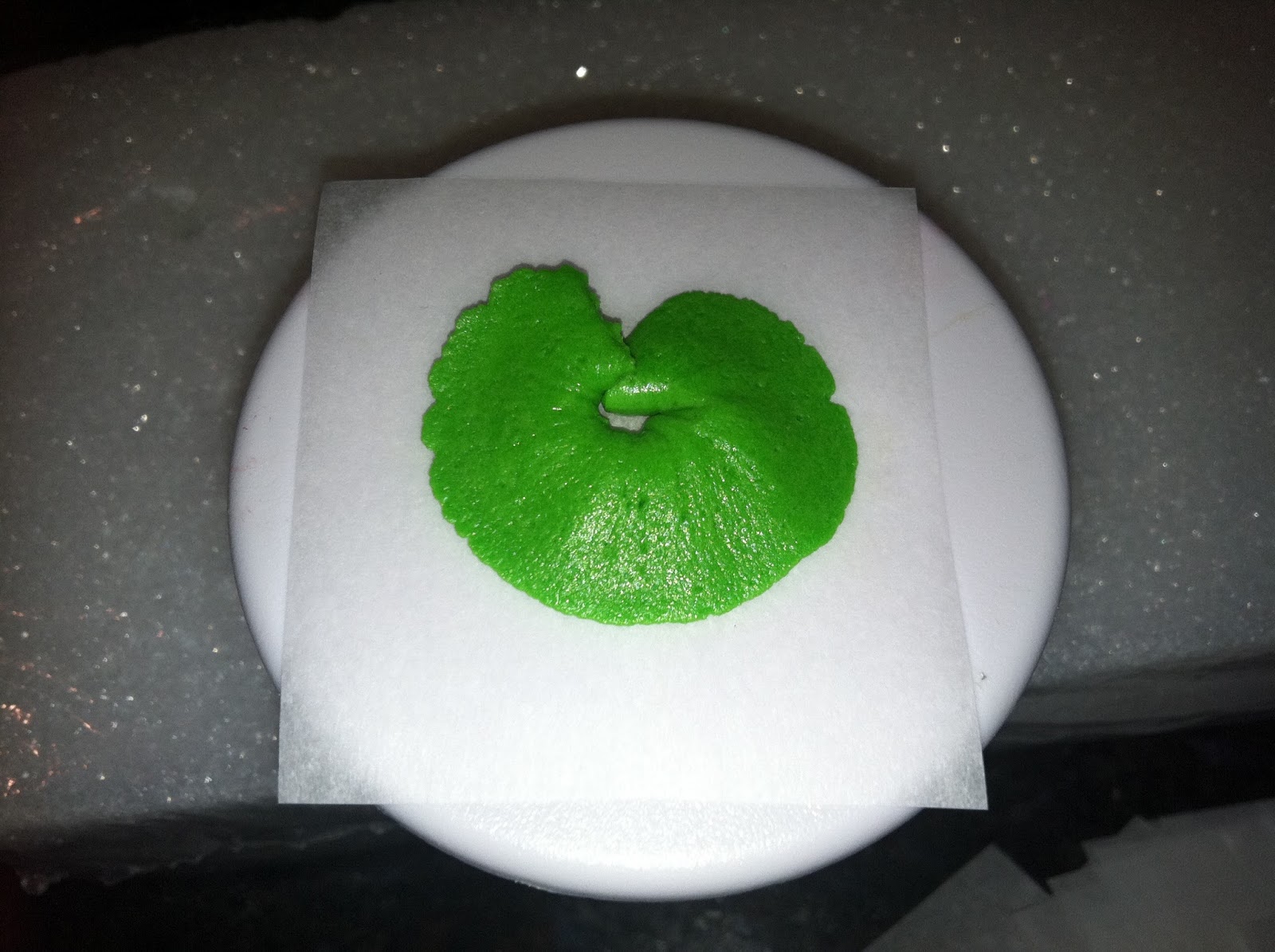 The Iced Queen: Royal Icing Lily Pads