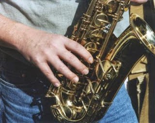 Cursuri Saxofon: Poziţia corectă a mâinilor pe saxofon