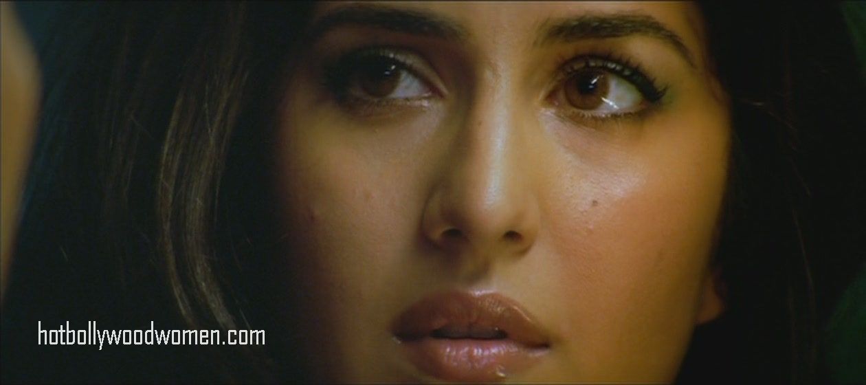 Hot Bollywood Celeb: Katrina Kaif lips, nose and expressions