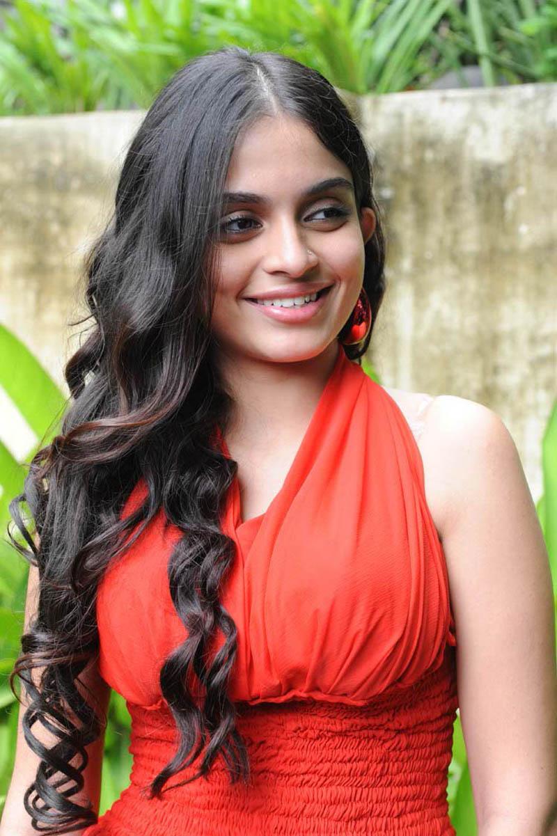 Sheena beautiful picture in Red |Beautiful Indian Actress Cute Photos ...
