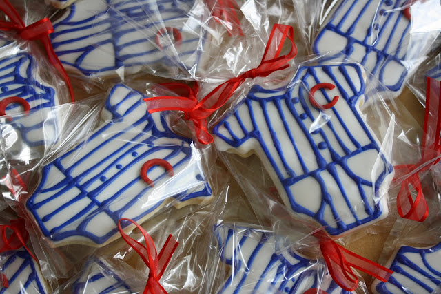 Claudine: Chicago Cubs Baby Shower and Baseball Cookies and Favors
