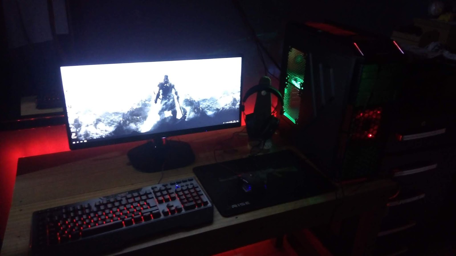 Setup Gamer com Mesa Feita com Madeira Recuperada