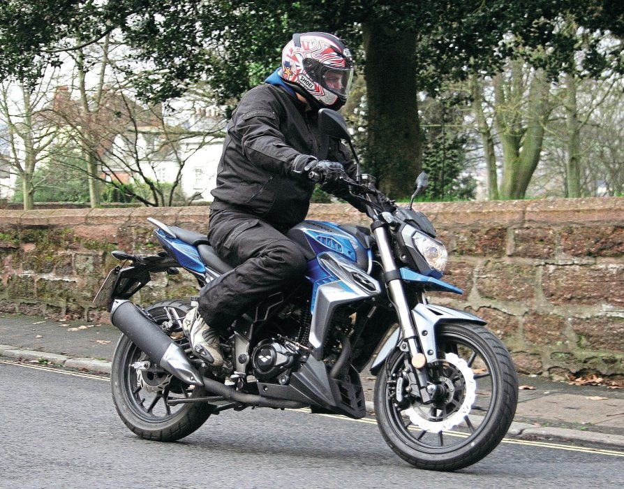 Real Riders: 2017 Lexmoto Viper 125 Review, Aggressive Attitude!