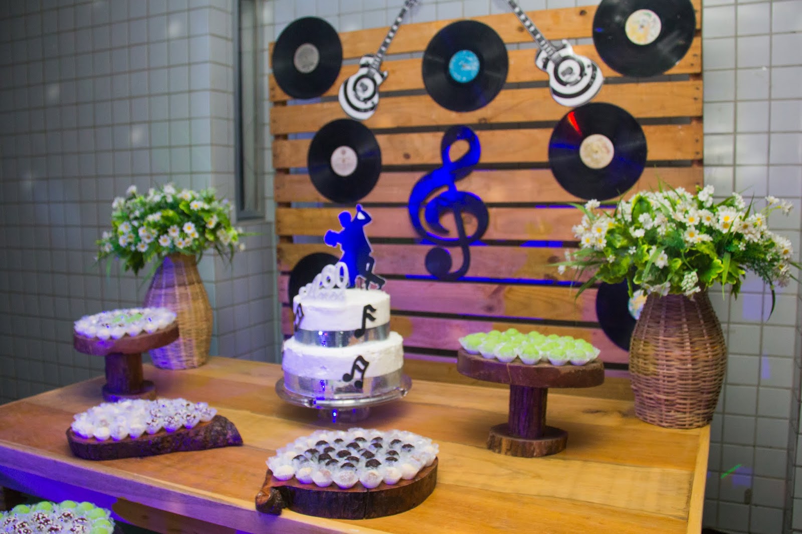 Art's Festa's: Anos 80 - discoteca - mesas e bandejas de madeira