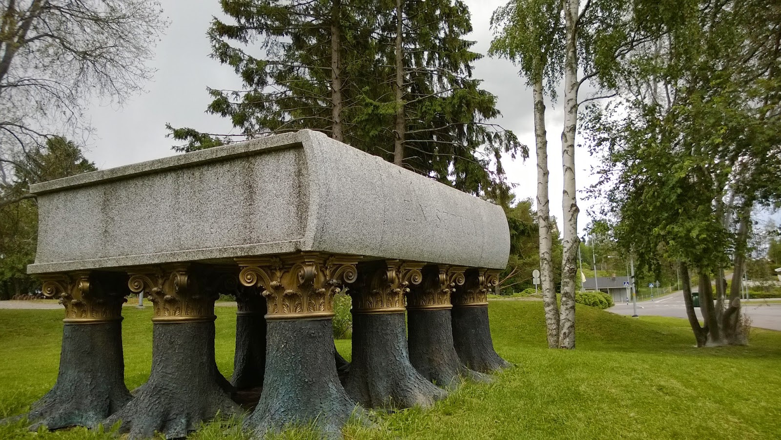 Sukututkijan loppuvuosi: Kosketeltavat asiat: 4. Patsaan varvas