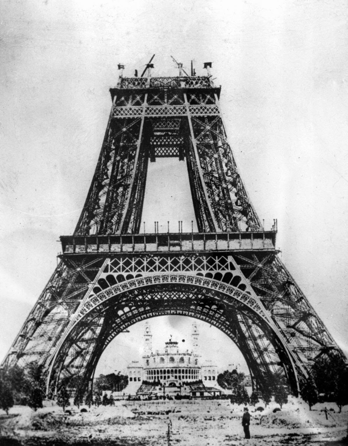 15 Amazing Vintage Photos of the Iconic Eiffel Tower Under Construction ...