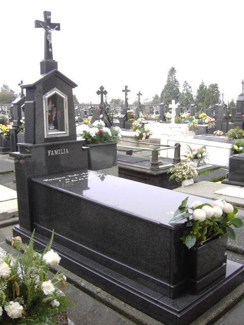 Lápida en Granito Negro Sudáfrica con Capilla y Cruz|Lápidas y ...