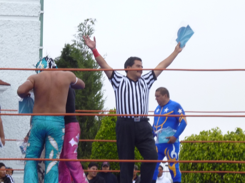 Lucha Libre Porra Fresa: Mano a Mano festejo bajo un dia lluvioso