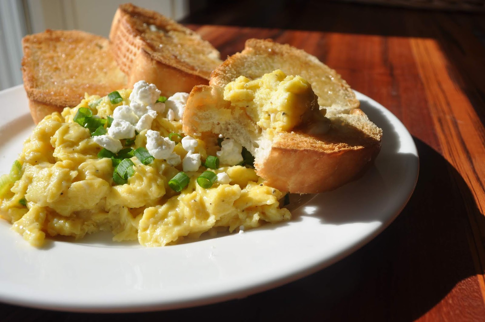 Scrambled eggs with chives and goat cheese