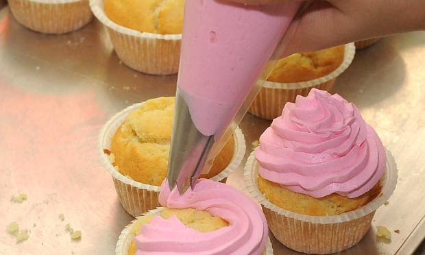 Biana Cupcakes: Confeitando