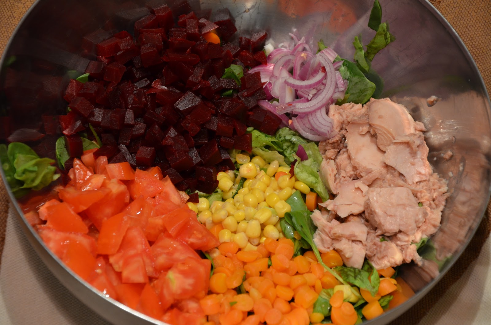 Retete - Giorgia Cooking: Salata mixta cu ton / Ensalada mixta