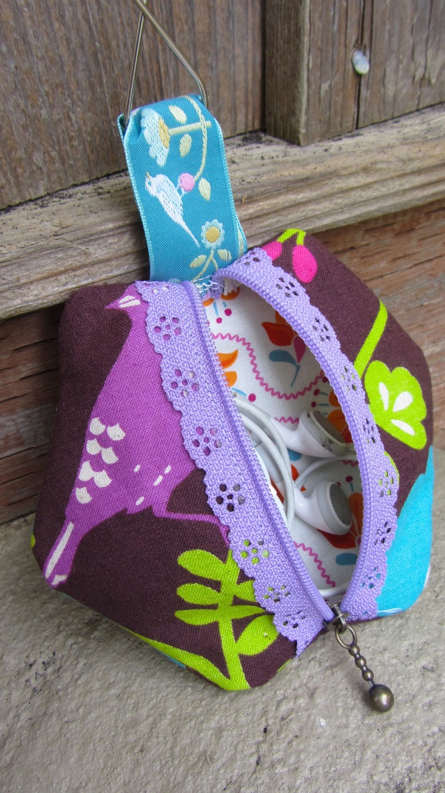 Fishkopp : Hexagon pouch with (lace) zipper based on Moda honeycombs