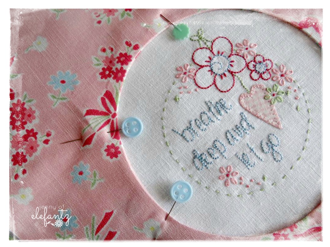 Jenny of ELEFANTZ: Tutorial - a window framed stitchery...