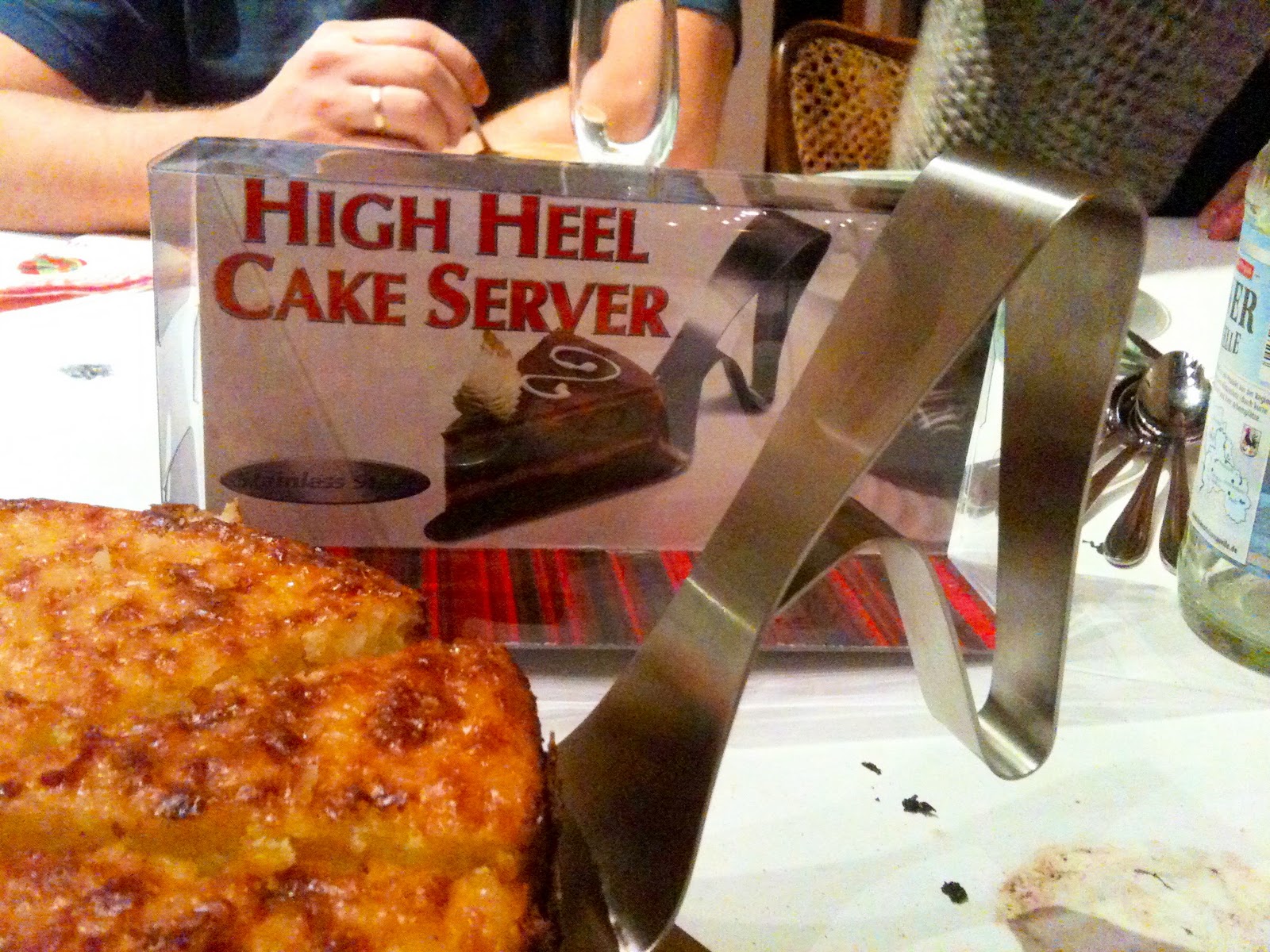 Der High Heel Cake Server. - Unterwegs mit Weine & Feinkost