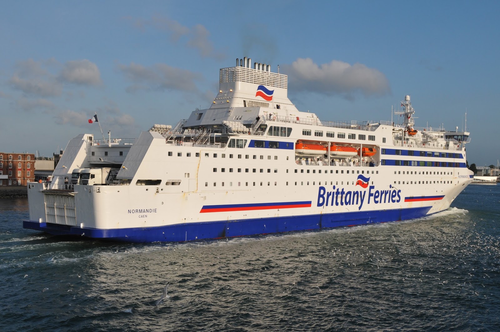 SHIPS & THE SEA - BLOGUE dos NAVIOS e do MAR: NORMANDIE at Portsmouth