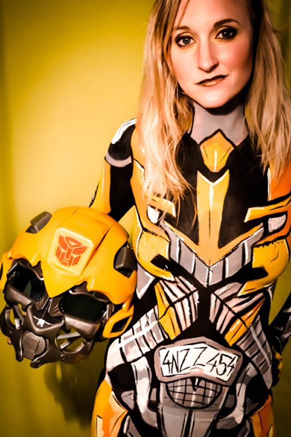 riders rewind: Cosplay feminino sensacional do Bumblebee feito com pintura corporal
