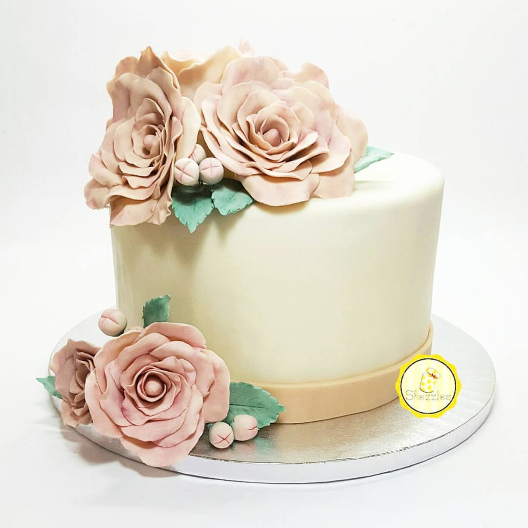 SHEZZLES | Cakes and Pastries: Vintage Floral Cake and Cupcakes