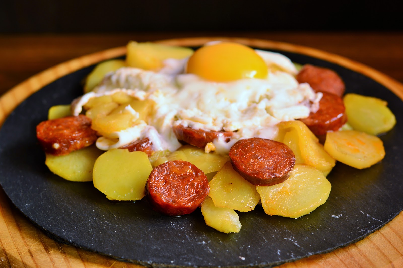 Las recetas de Noe: Huevos rotos con patatas y chorizo Asturiano