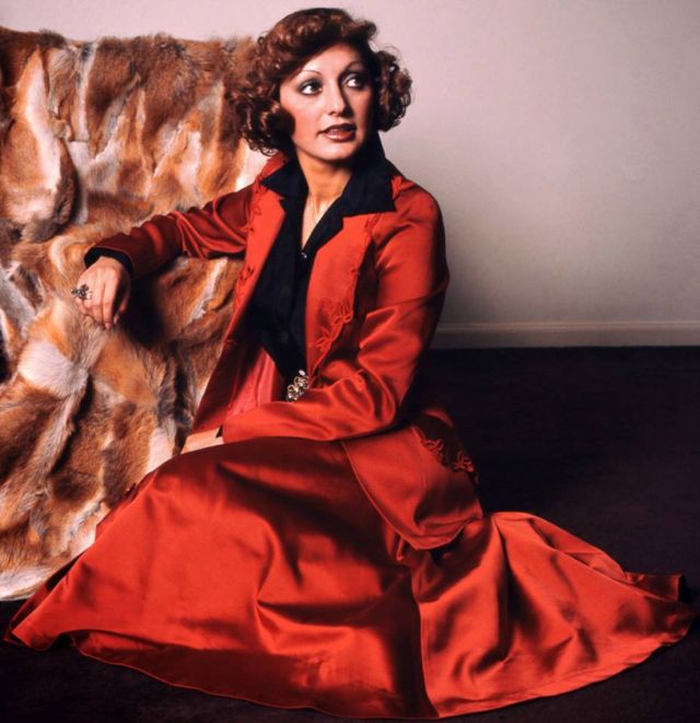 40 Fascinating Photographs of Googoosh, One of Iran's Biggest Pop Stars ...