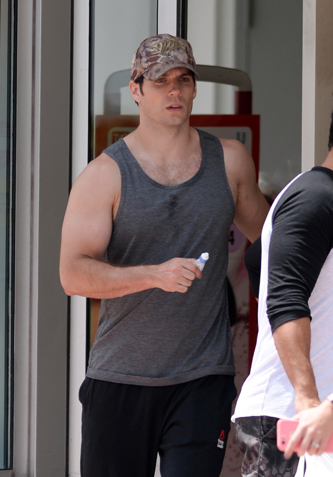 milano model: SUPERMAN HUNK HENRY CAVILL SHOWED OFF HIS MUSCLY BOD AT ...