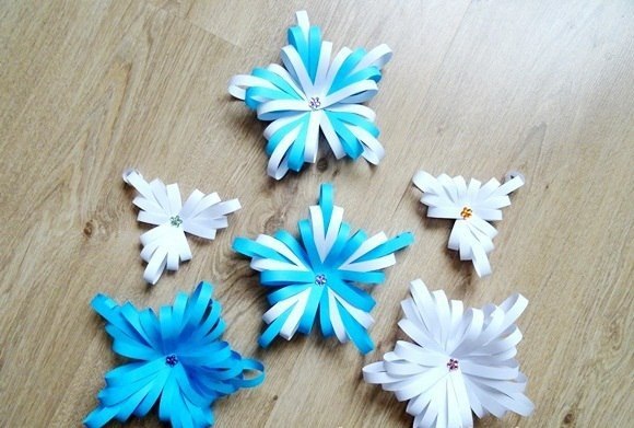 How to make Paper Strips Snowflakes - The Factory of Ideas
